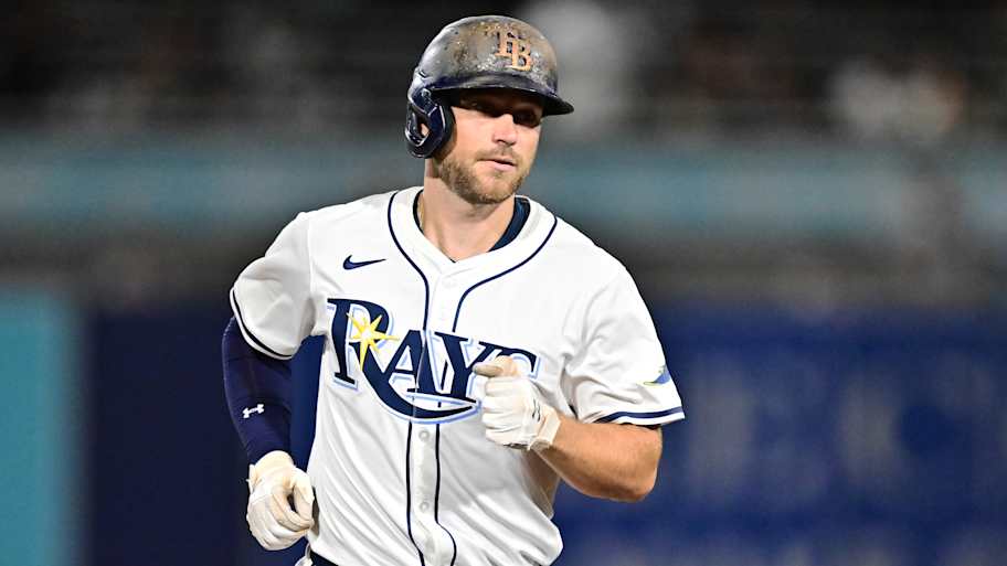 Mariners' division rival's 3-team trade puts Seattle in big offseason bind