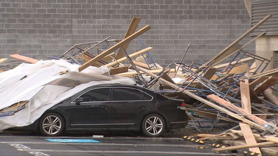 Raw: Scaffolding falls from Strip District building during strong winds
