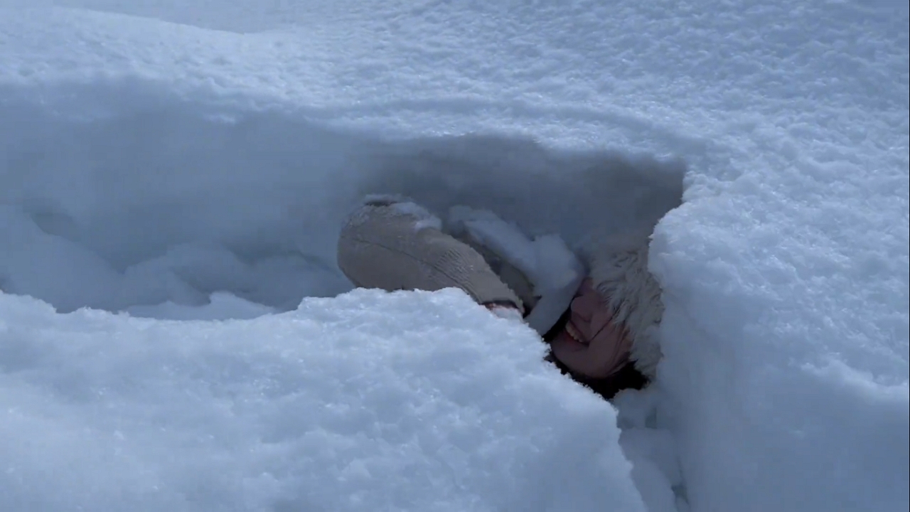 Woman loses balance and disappears into deep snow in Xinjiang, China