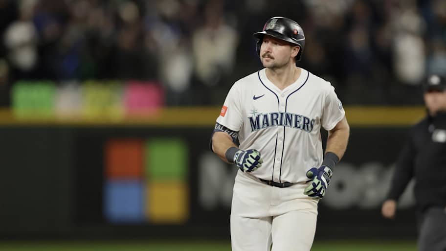 Mariners star Cal Raleigh receives Sports Illustrated Breakout Player Award