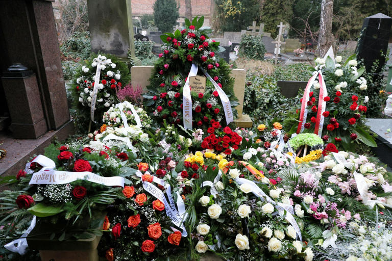 Tak wygląda grób Magdy Umer tuż po pogrzebie. Tonie w kwiatach