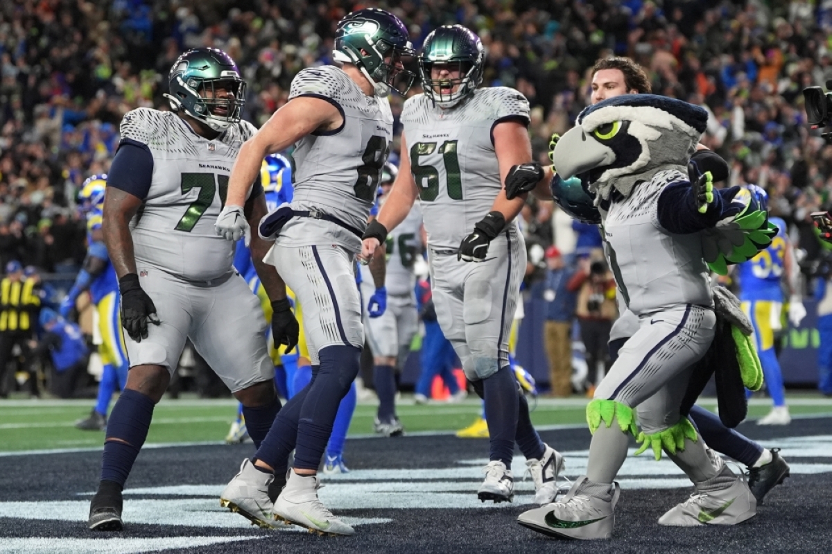 Seahawks rally from 16-point down to stun Rams
