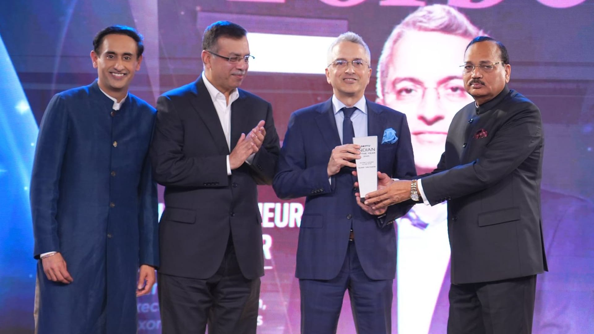 Sunil Vachani wins business leader of the year at NDTV Indian of the Year