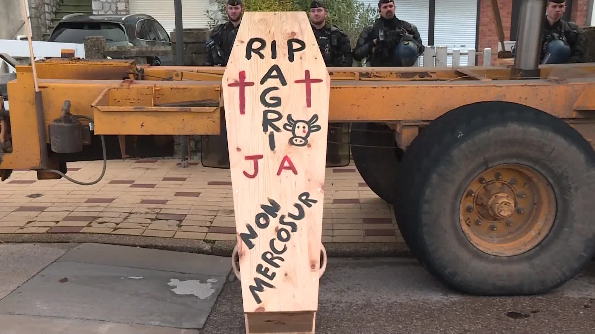 Des agriculteurs protestent devant la résidence secondaire des époux Macron