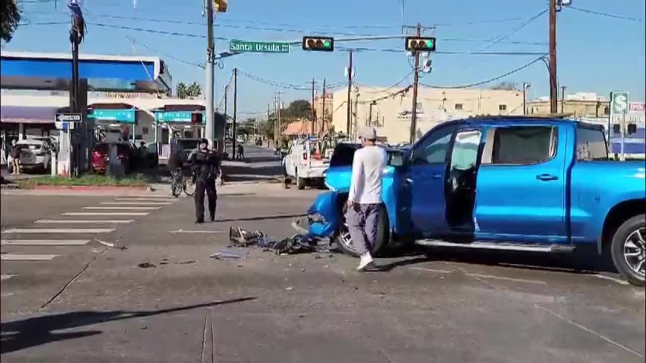 LPD directs traffic due to car crash at Houston and Santa Ursula