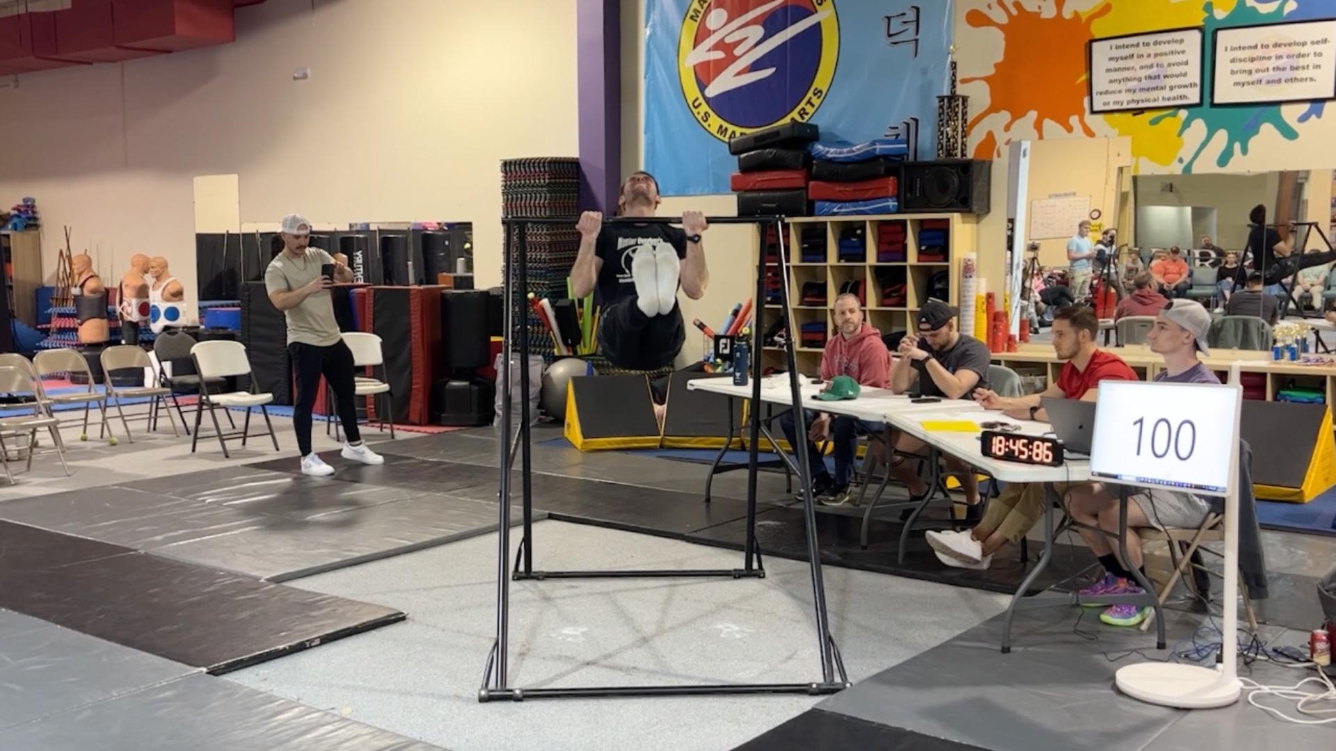 Il maggior numero di flessioni a L in un'ora: 314 di Dante Overbey