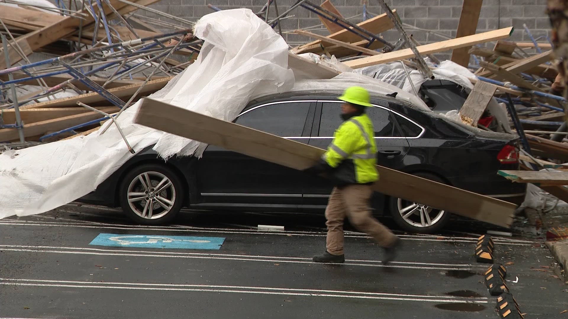 Scaffolding collapses in front of apartment building in Pittsburgh's ...