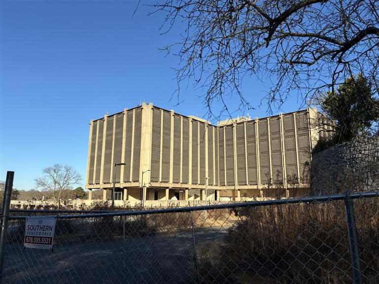 19-year-old dies after falling off abandoned Georgia hospital building ...