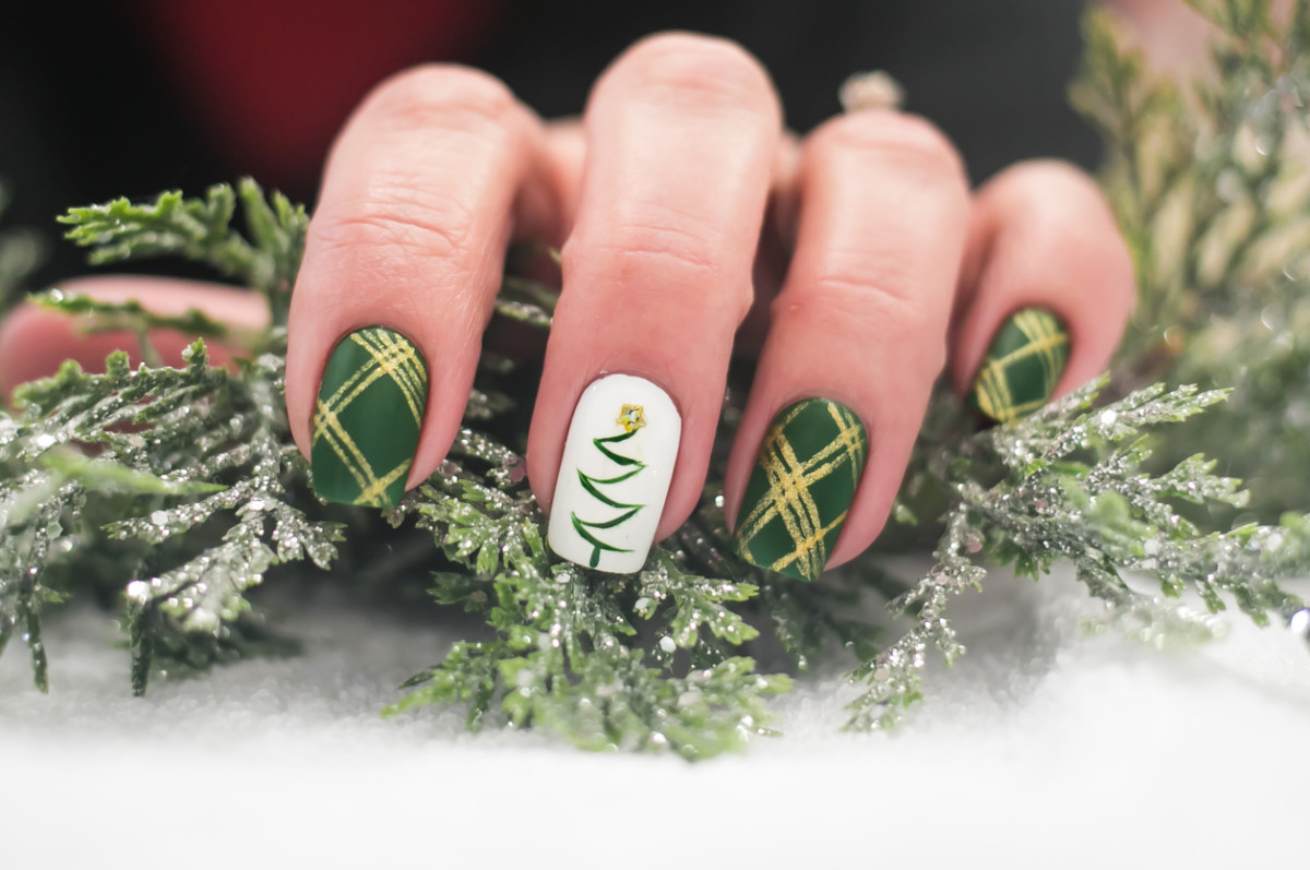 35 festive Christmas nail design ideas perfect for getting into the ...