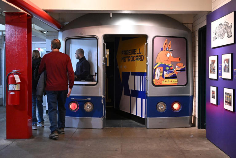 New Yorkers are saying goodbye to the MetroCard before its demise on ...