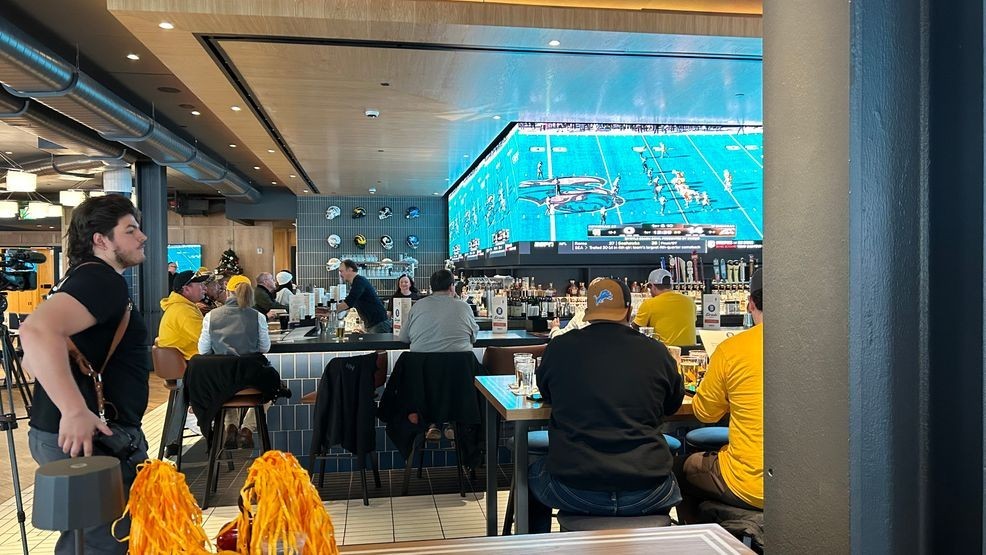 Western Michigan football fans celebrate bowl game victory at remodeled ...