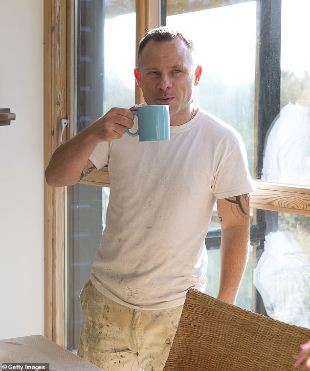 Nearly half of Britons say they no longer offer builders a cup of tea ...