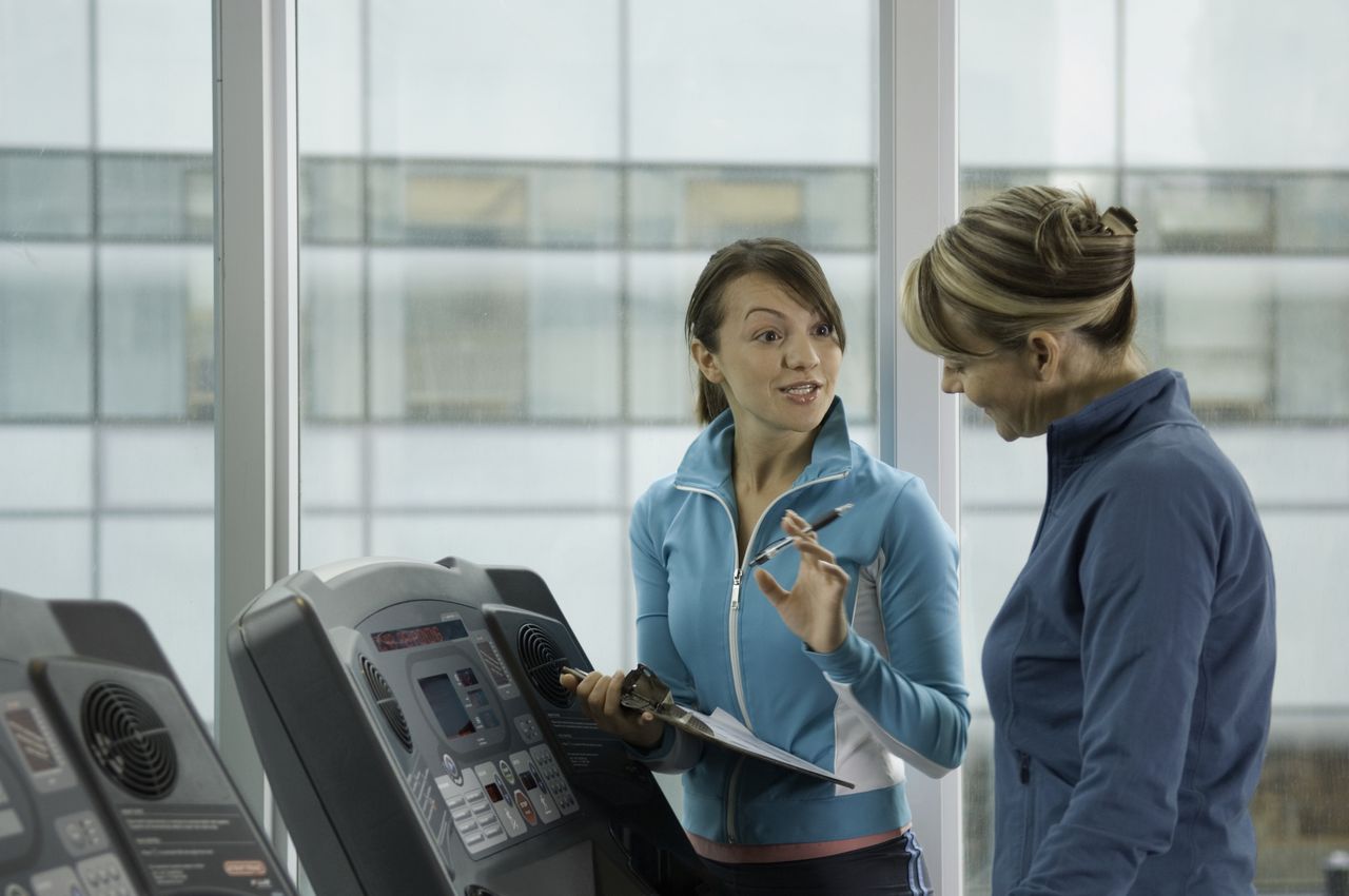 6 benefits of walking backwards on a treadmill in physical therapy