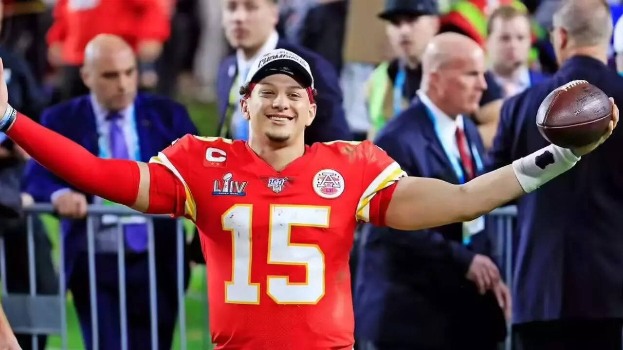 Patrick Mahomes surprises Chiefs teammates with early Christmas gifts ...