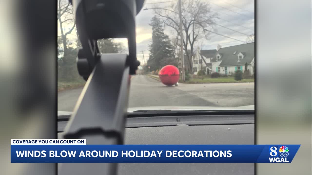 Ornament on the run | Wind causes giant inflatable to roll towards cars