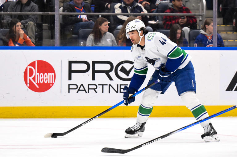 Sherwood scores a hat trick in Canucks’ 4-1 win over Islanders