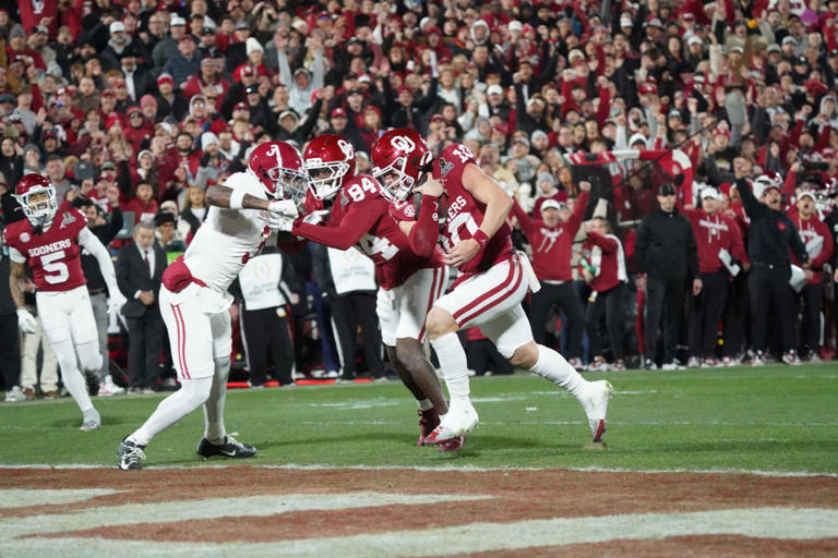 Halftime huddle: OU, Alabama tied at 17-17