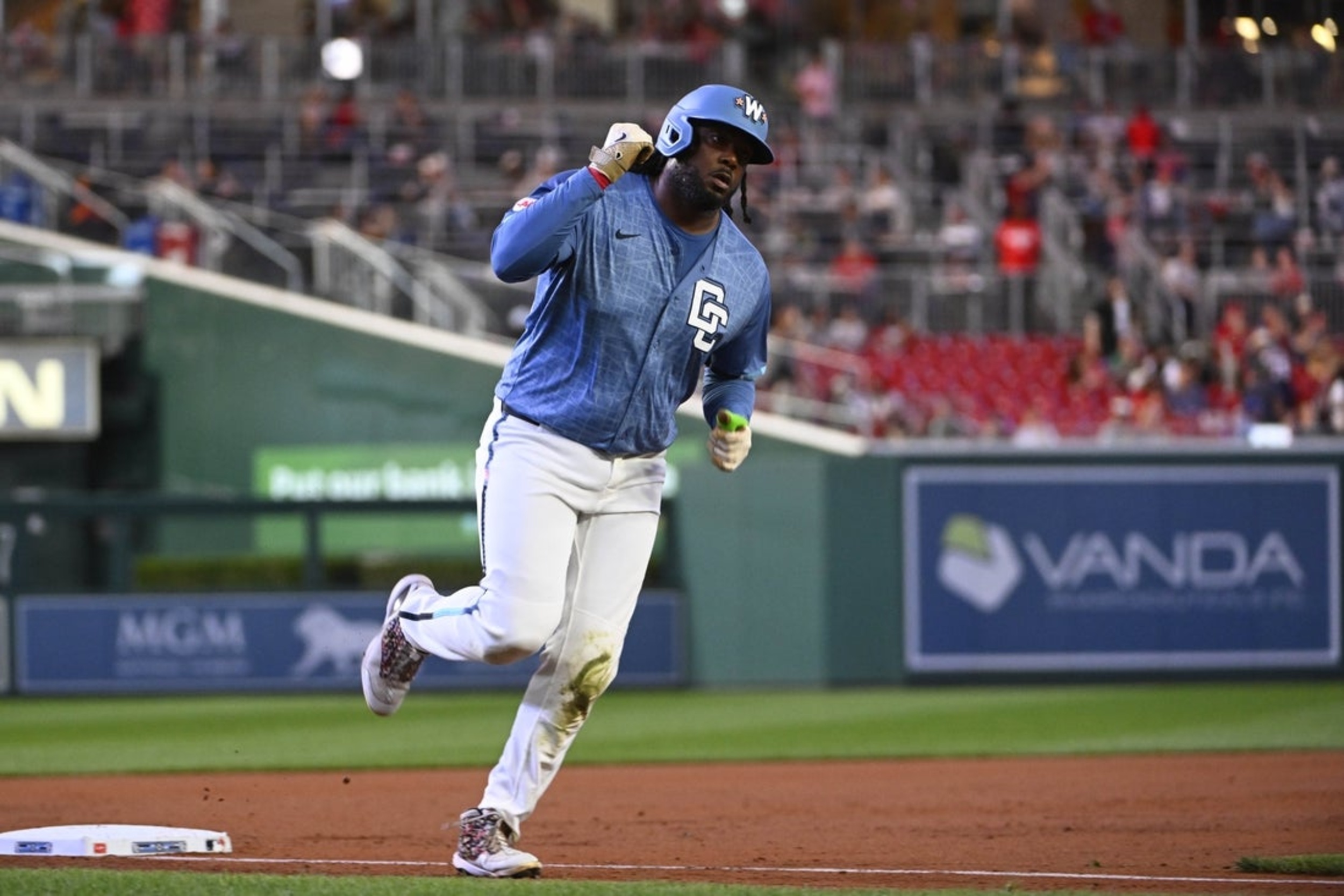 Veteran slugger Josh Bell inks one-year deal with Twins