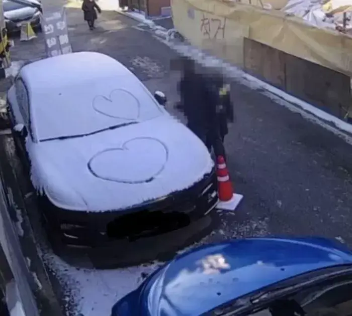Snow graffiti on a Porsche sparked a debate—would you be angry too?