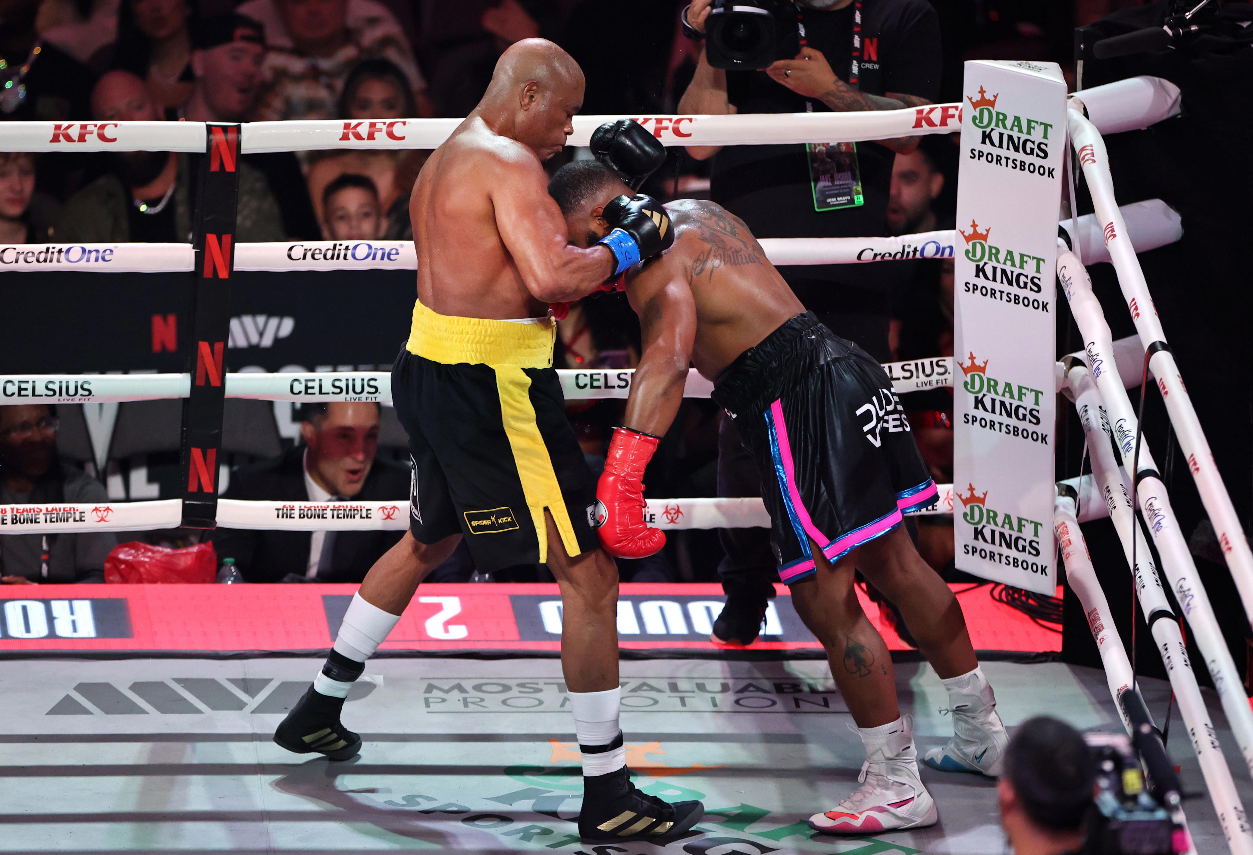 Luke Rockhold: Tyron Woodley 'just sleep fighting these days'