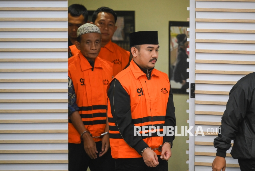 Bupati Bekasi minta maaf usai ditangkap KPK, ayahnya yang kades jadi ...