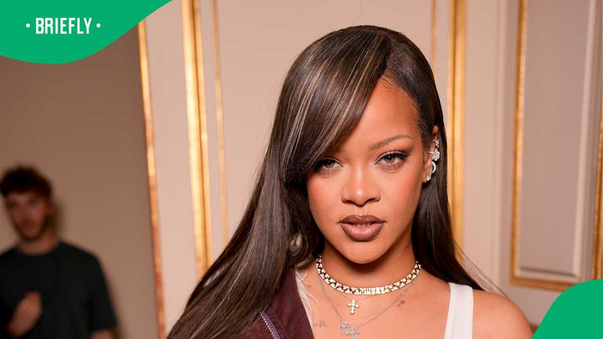 Rihanna confronted by fan at Mariah Carey concert and keeps her cool