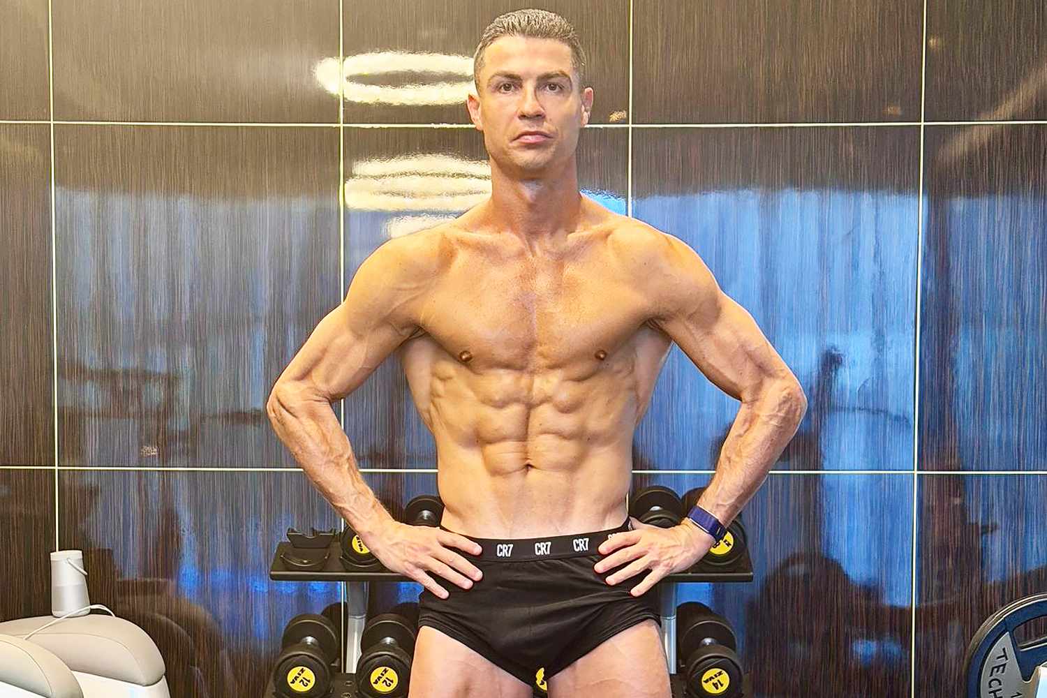 Cristiano Ronaldo, 40, shows off his ripped body in revealing photo ...