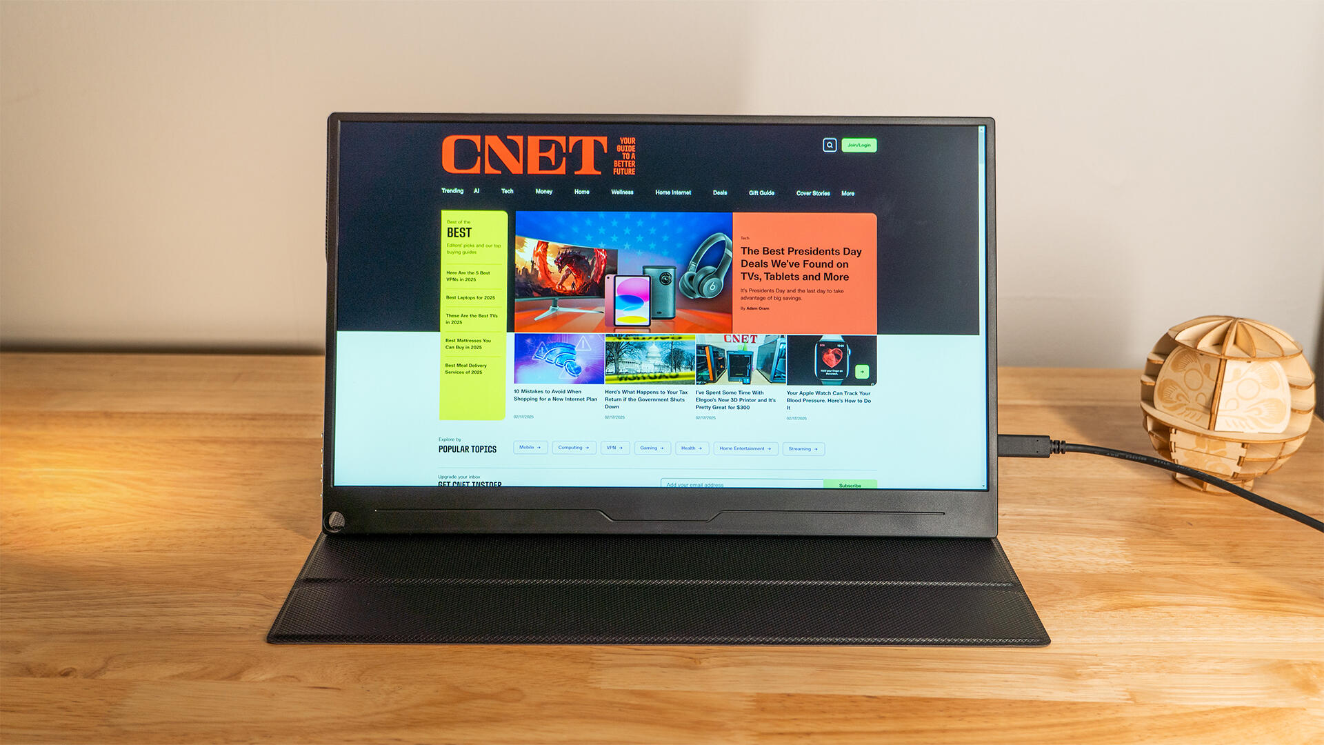 This monitor promises more than it delivers, but it's still worth ...