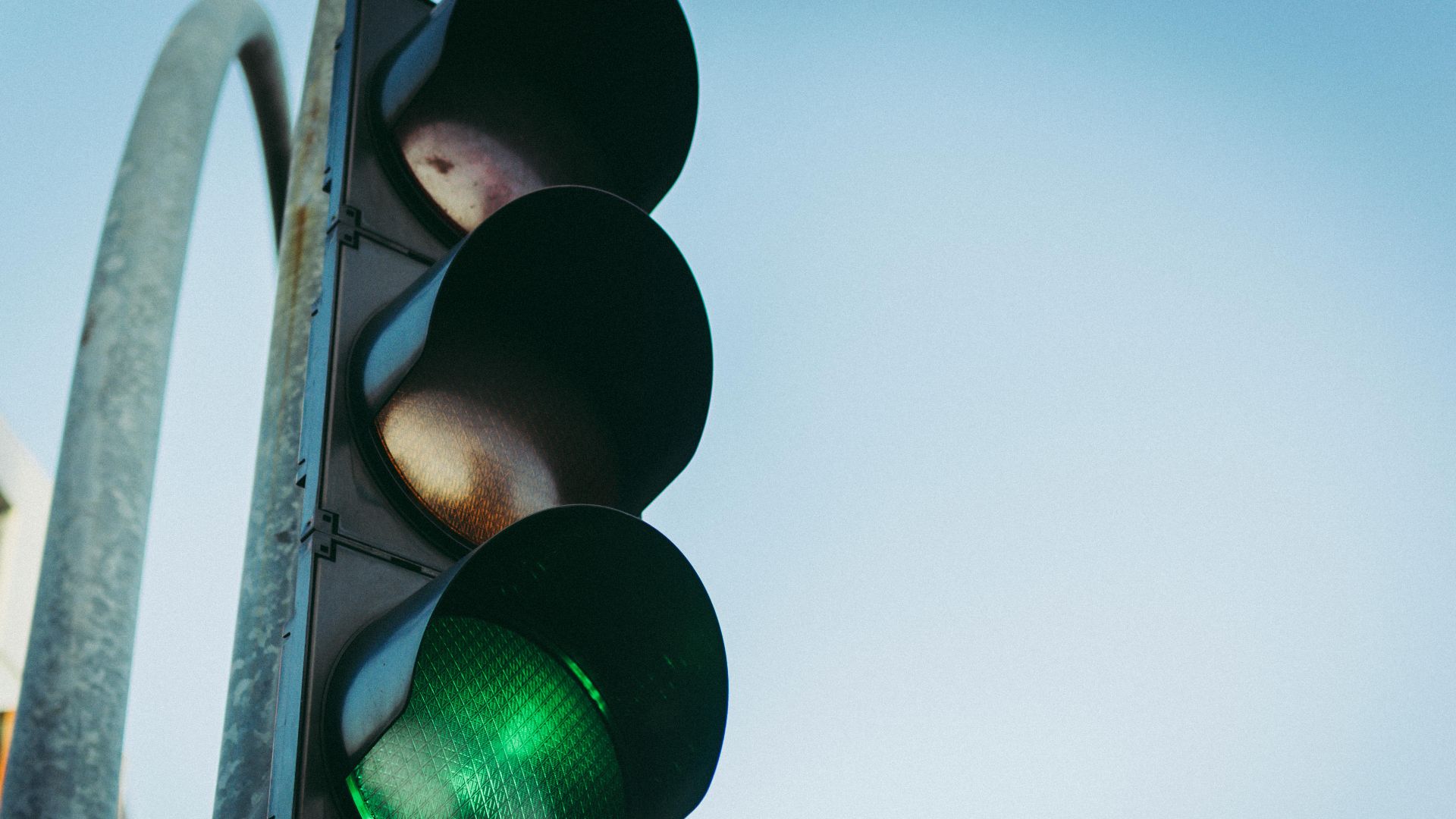 A fourth color added to stoplights? Researchers say we need one