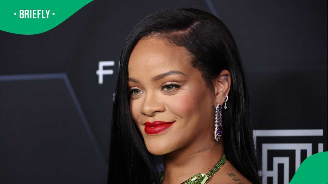 Rihanna confronted by fan at Mariah Carey concert and keeps her cool