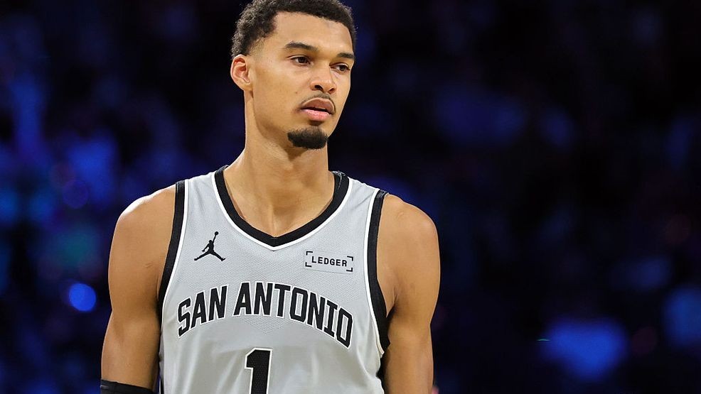 San Antonio Spurs take to Atlanta following Johnson's 43-point game