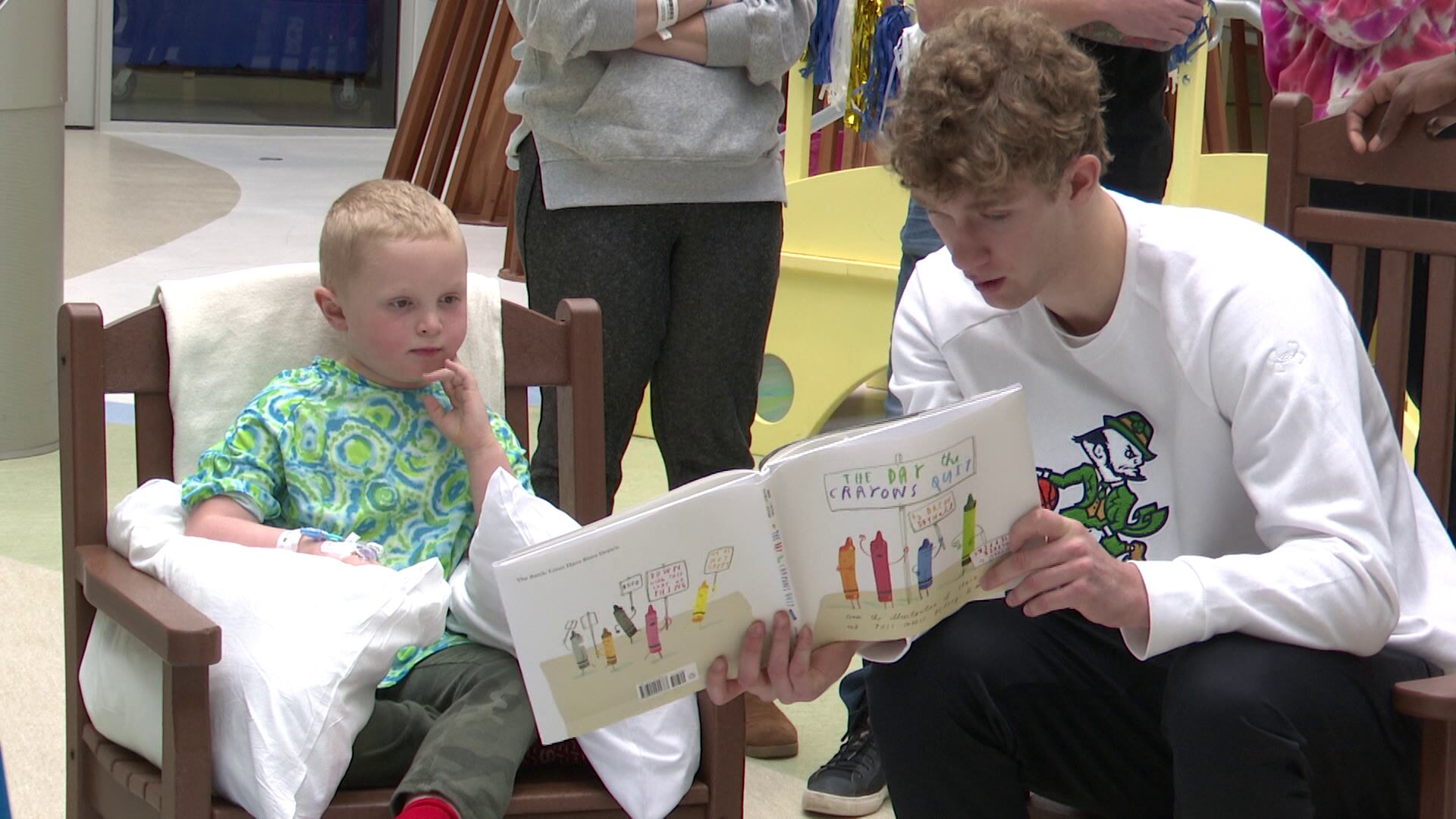 Notre Dame men’s basketball team delivers gifts to children at Memorial ...