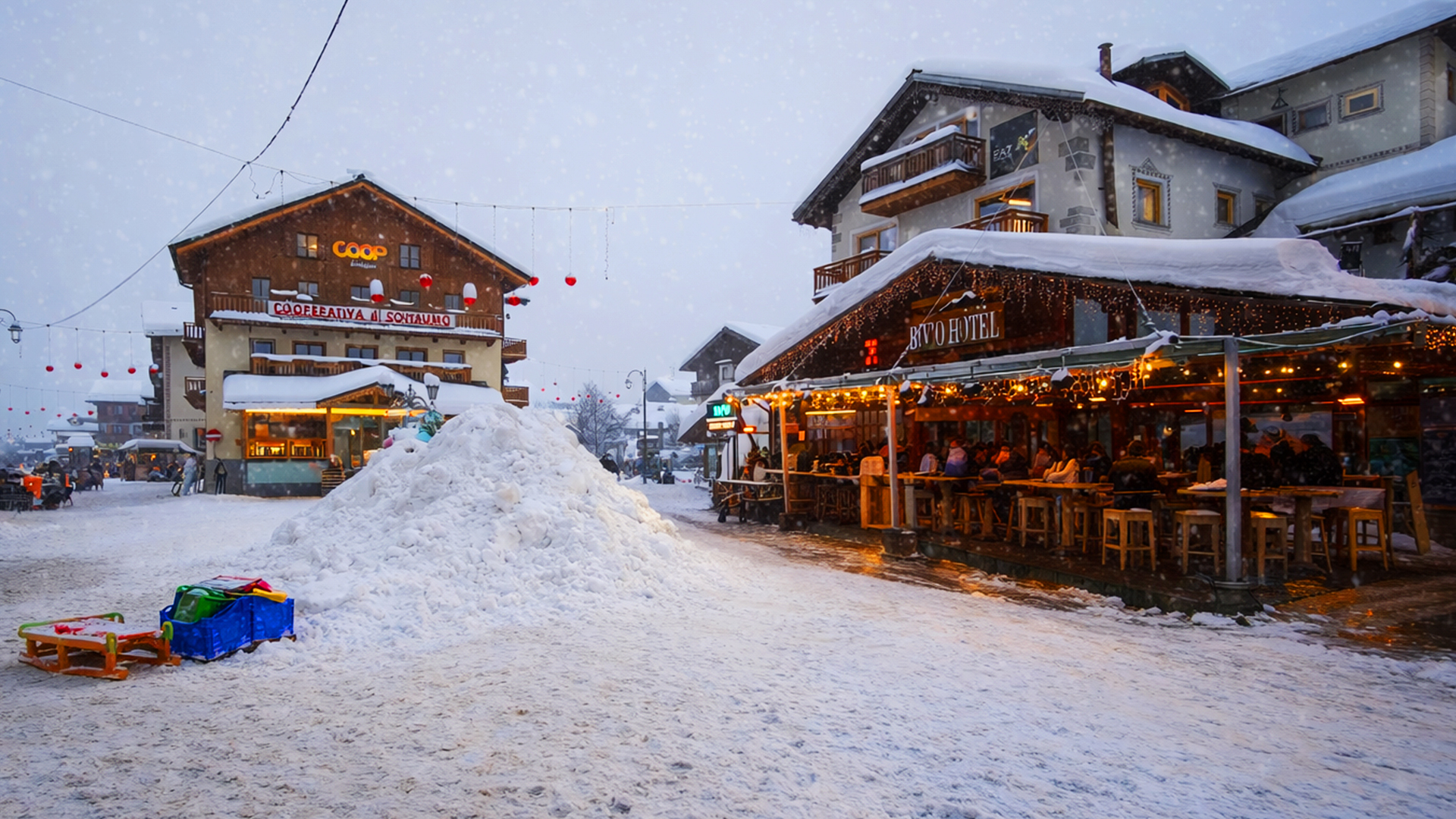 Livigno Italy: Cosy winter village at Christmas (4K)