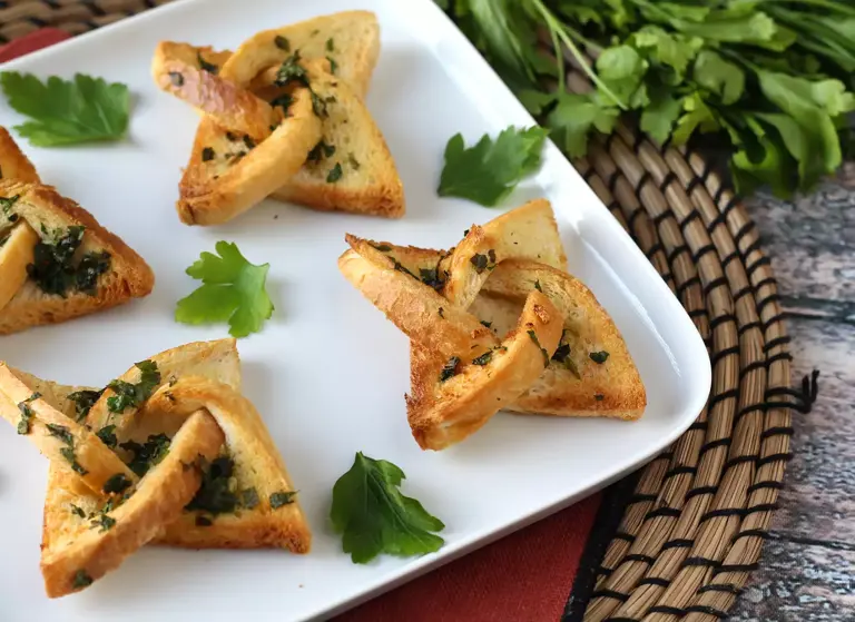 Star-shaped garlic bread with sandwich bread