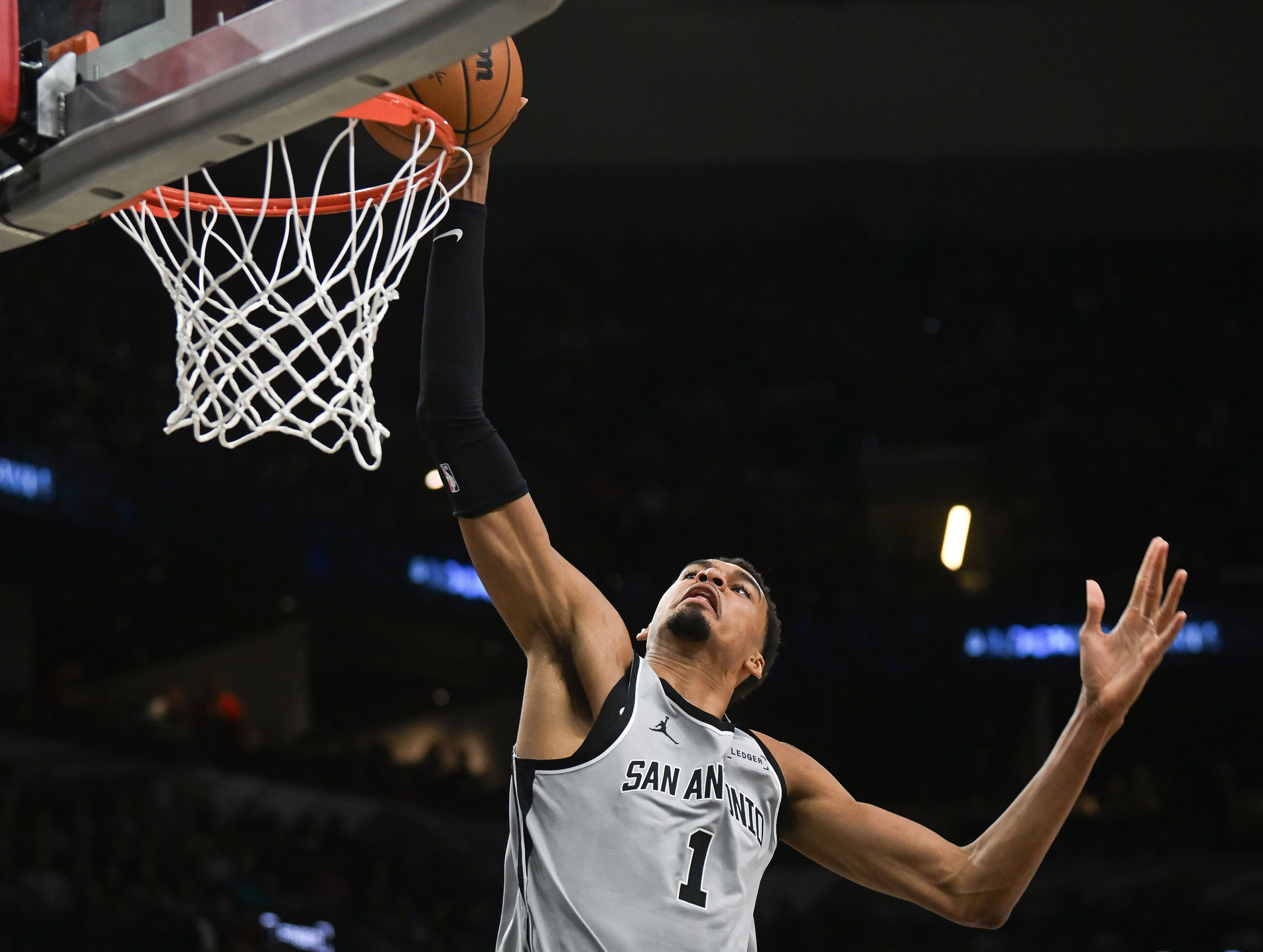 Wembanyama lidera con 26 puntos a Spurs en victoria 126-98 ante Hawks