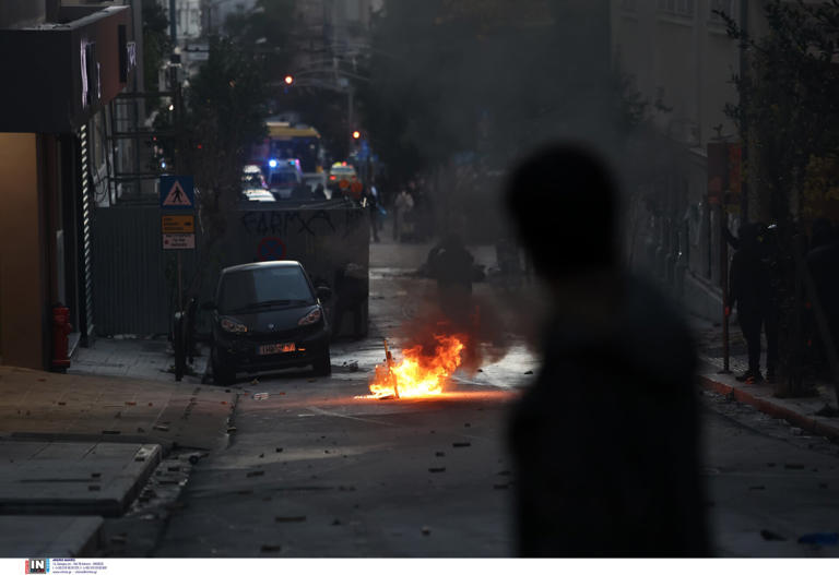 Εξάρχεια: Ένταση μετά από επίθεση σε διμοιρία των ΜΑΤ – «Βροχή» οι μολότοφ