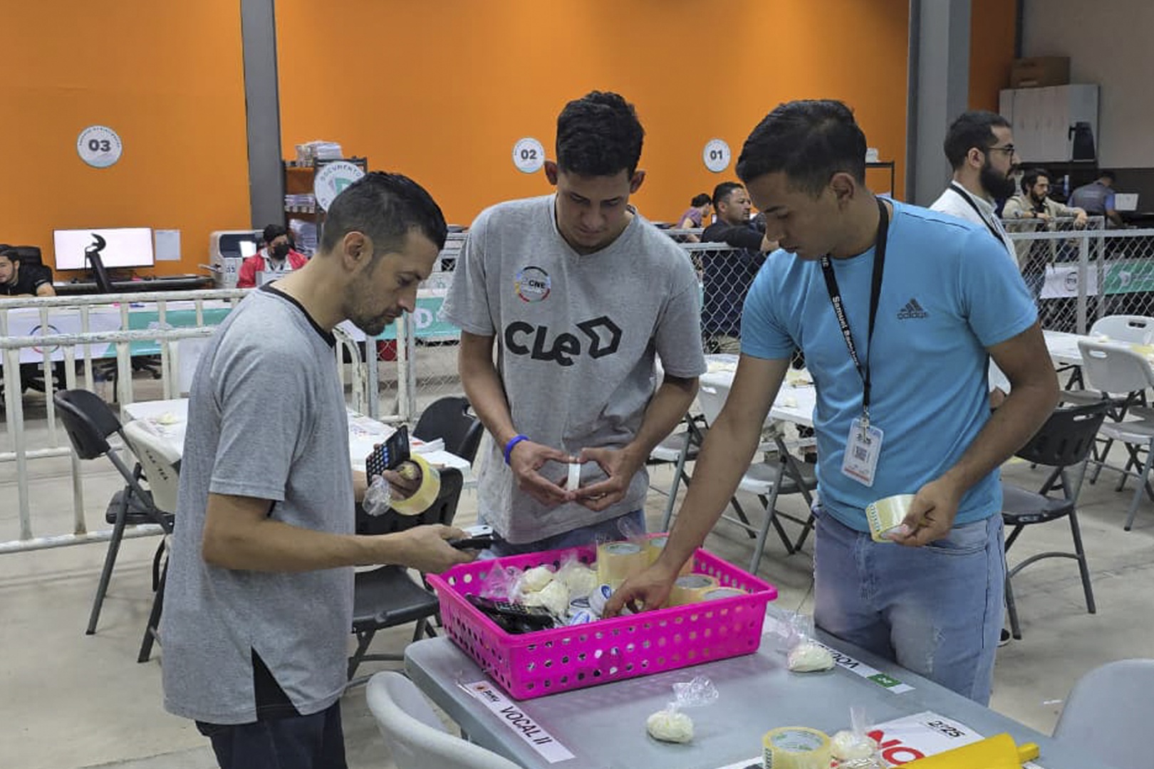 Nasralla recorta distancia frente a Asfura en un ajustado recuento ...