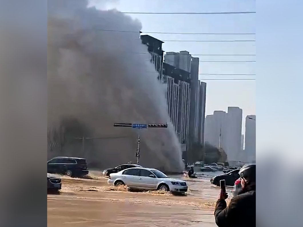 Burst pipe: Huge fountain of water floods street