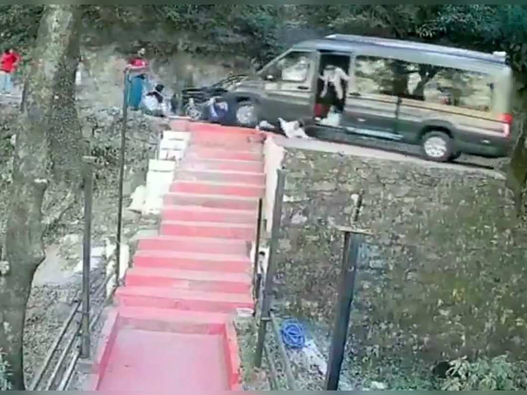 Bus rolls backwards towards slope: Passengers jump off