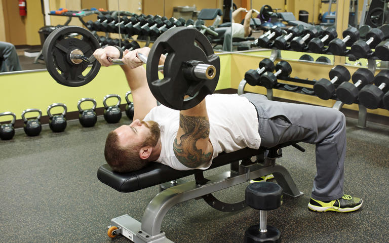 De perfecte techniek voor grote armen: zo doe je skull crushers