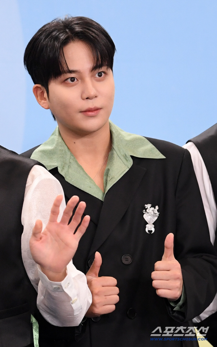 ATEEZ Jong Ho, thumbs up visual