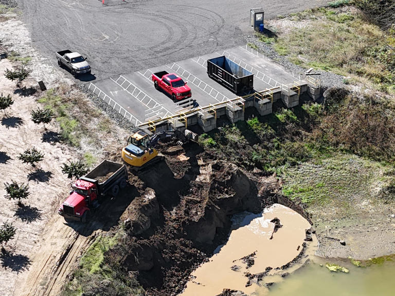 Owner of unlicensed waste pit near Aurora argues it is farm use