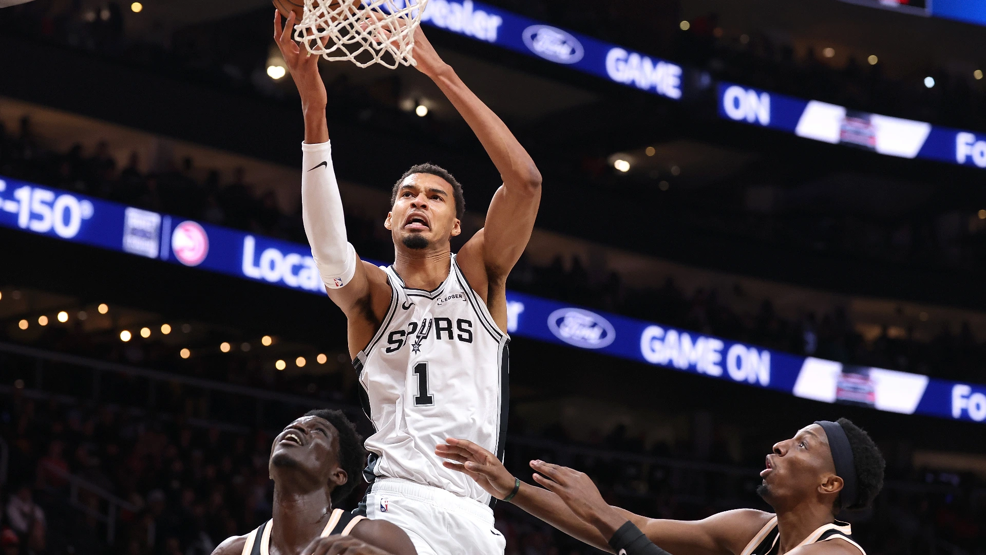 NBA, Christmas Day: San Antonio supera ancora OKC, male i LA Lakers