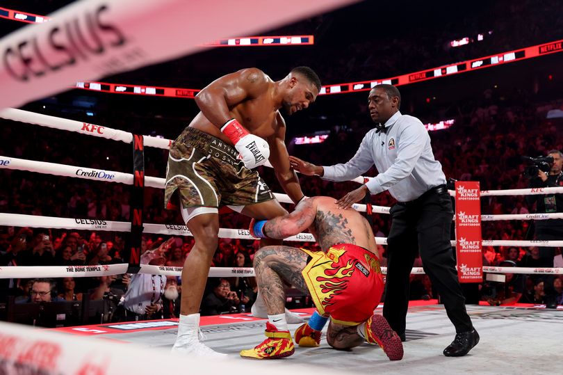 Netflix viewers demand refund as commentator blasts Jake Paul-Anthony ...