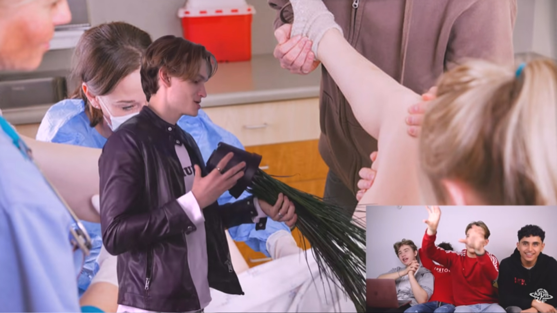 Jongens raden waar ze staan met greenscreen