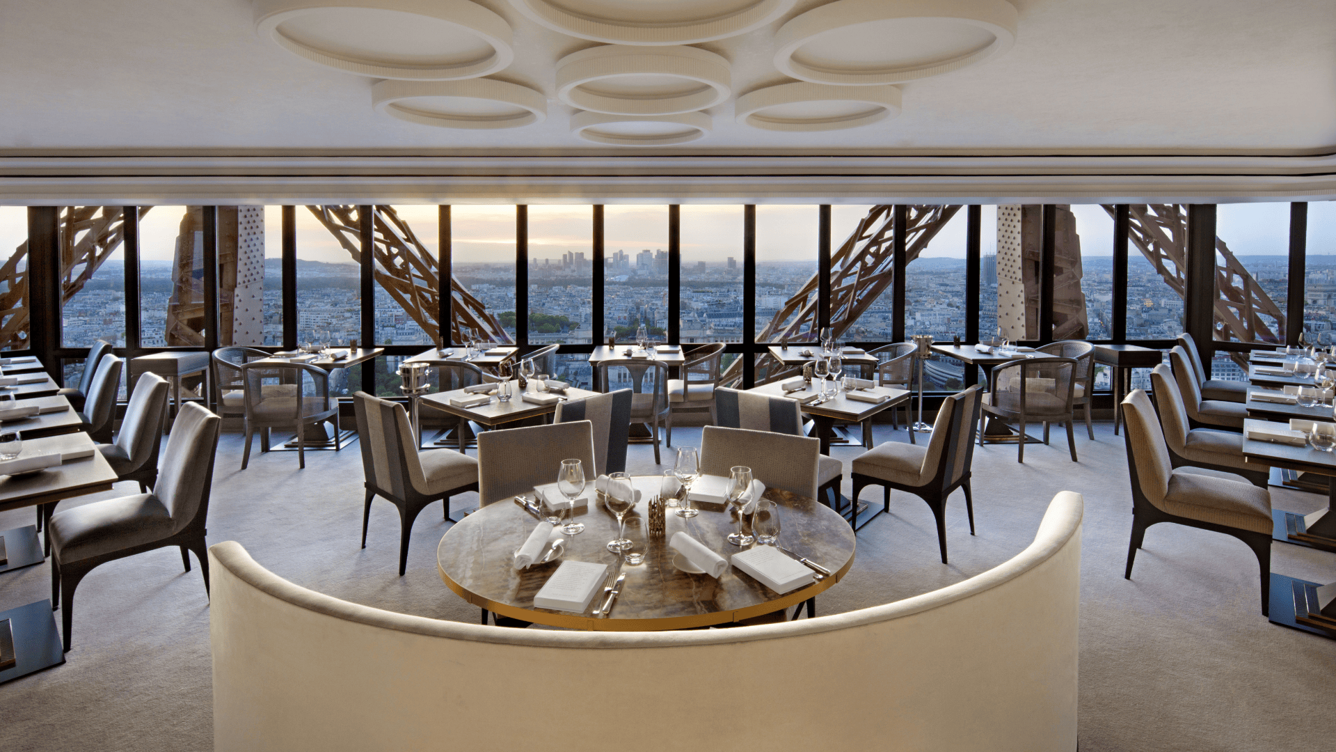 À Paris, ce restaurant étoilé a été élu le restaurant le plus unique du ...