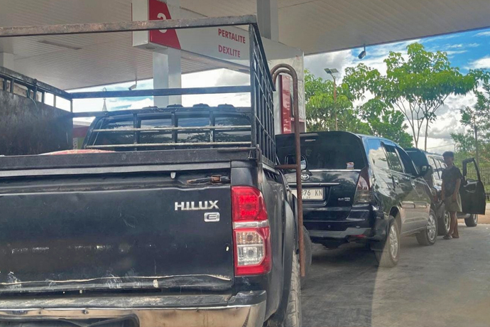 Antrean mengular di SPBU karena pelangsir BBM, warga Lamandau desak ...