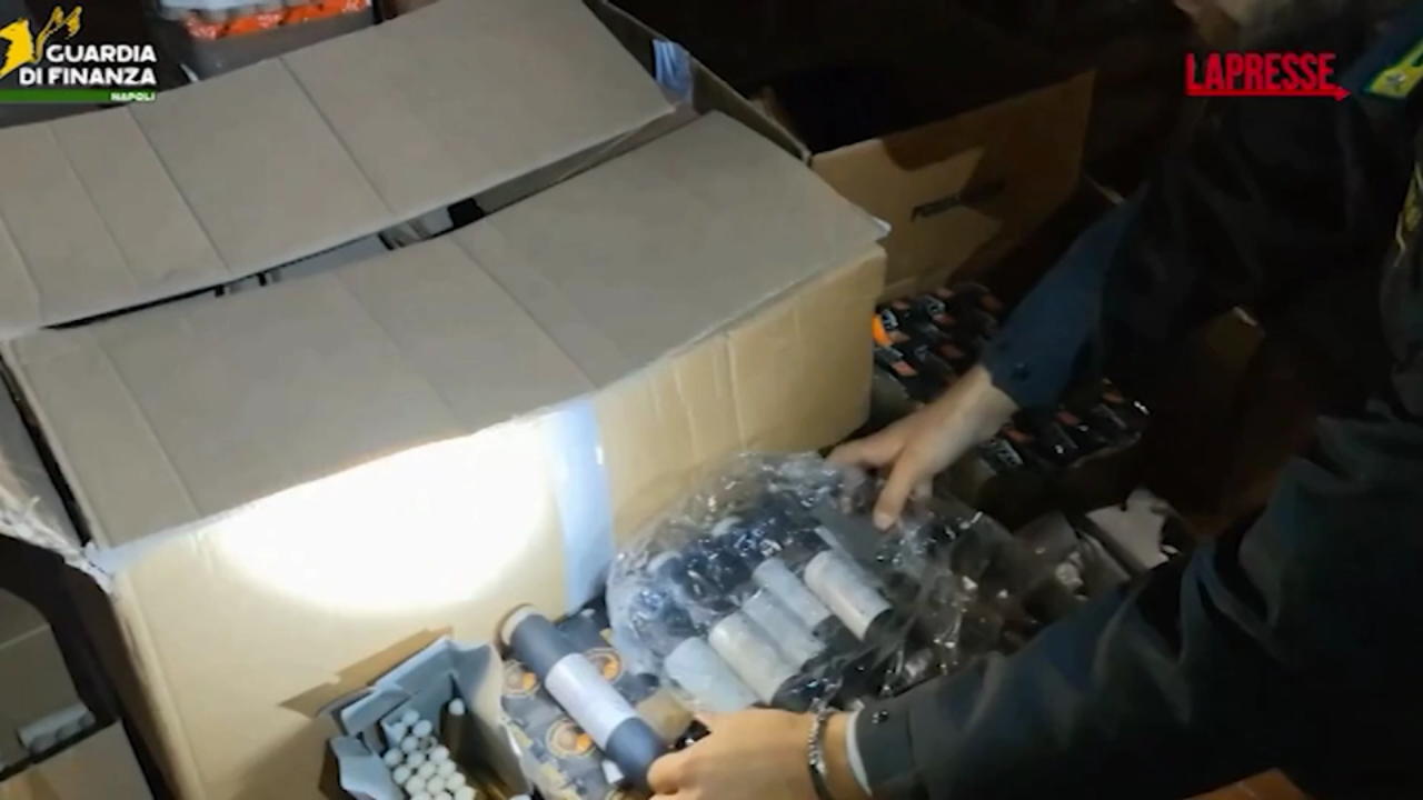 Napoli, maxi sequestro di fuochi d'artificio illegali: due tonnellate e ...