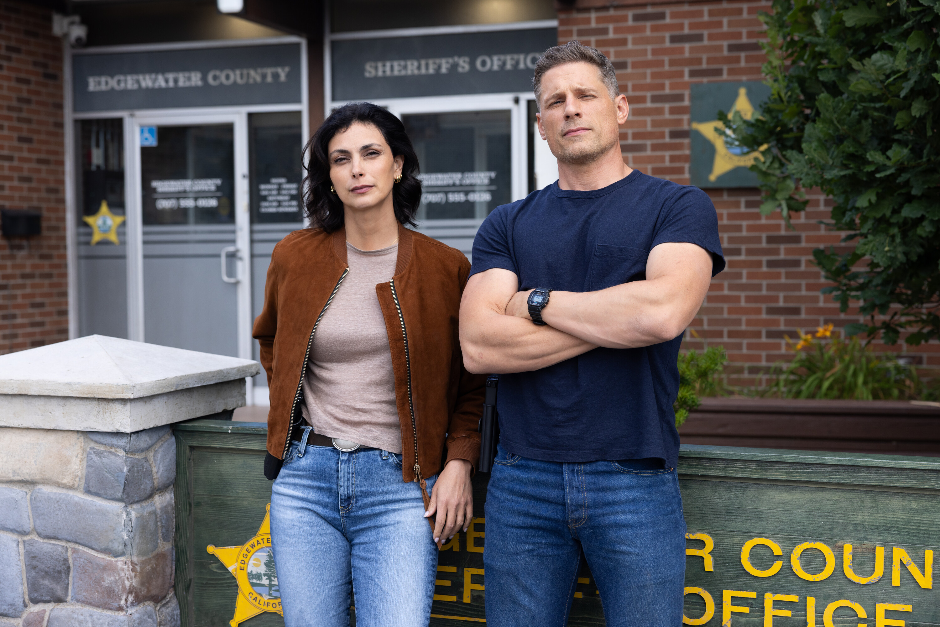 'Sheriff Country' EP on possible Mickey, Boone romance after Travis ...