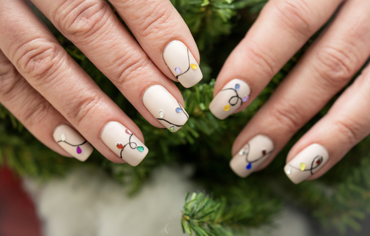 25 best Christmas light nail designs for a magical manicure